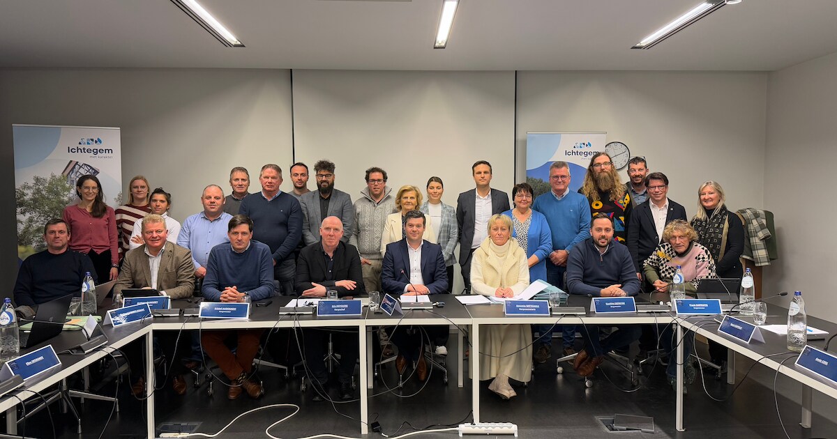 19 politieraadsleden leggen eed af tijdens installatievergadering van ...