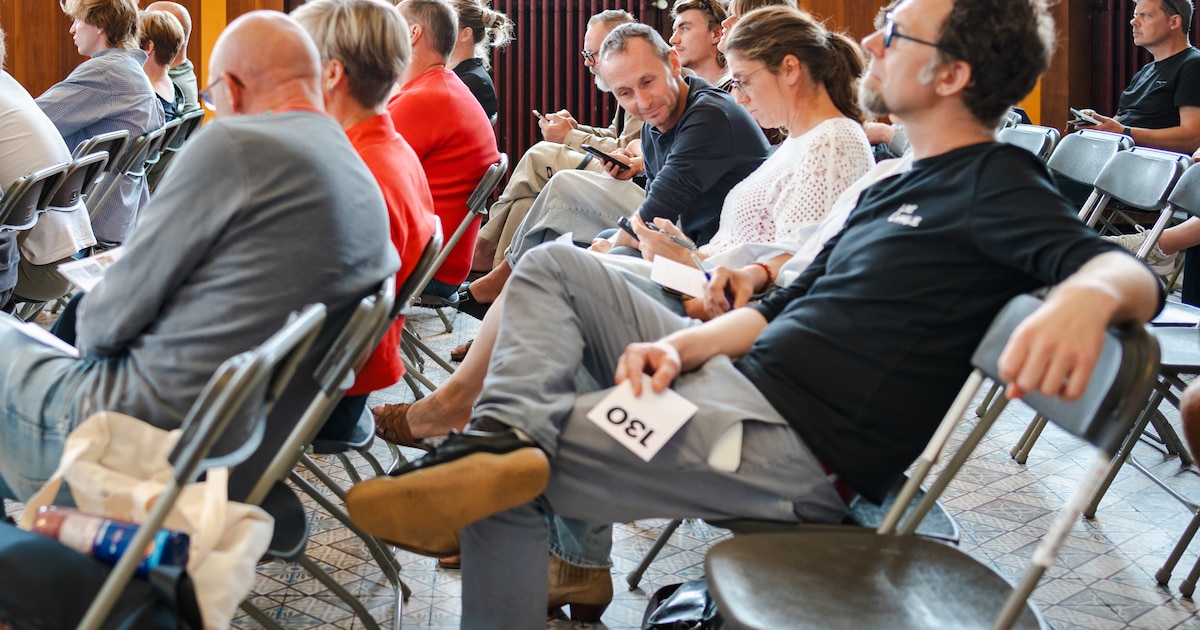 Iconisch gebouw Howest staat te koop: veiling spullen levert 16.000 euro op voor kwetsbare ...