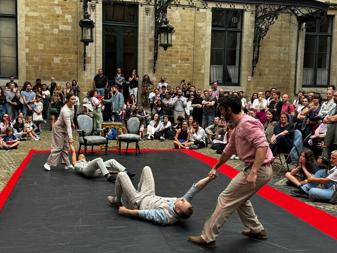 Acrobatie, dans en muziek: Zomerpret op spectaculaire manier geopend ...