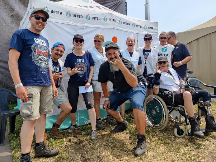 VIDEO: Tandjuwelen, dode celebrities en een kroon van bierblikjes op de ...