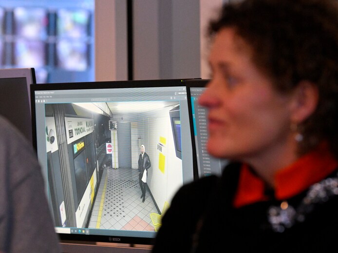 Minister Peeters bezoekt Antwerpse dispatching van De Lijn: “Specialistenwerk” | Antwerpen | hln.be