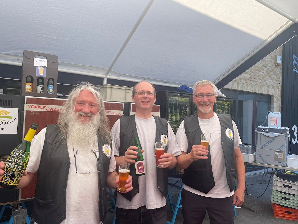 Bierliefhebbers uit binnen- en buitenland zakken af naar Halle voor ...