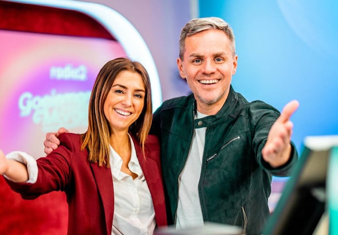 “Het lijkt of de presentatoren zich vooral onderling amuseren”: Jan Van ...