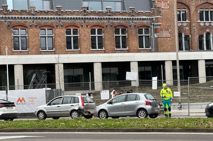 Kop-staartaanrijding op kleine ring rond Gent: één rijstrook versperd ...
