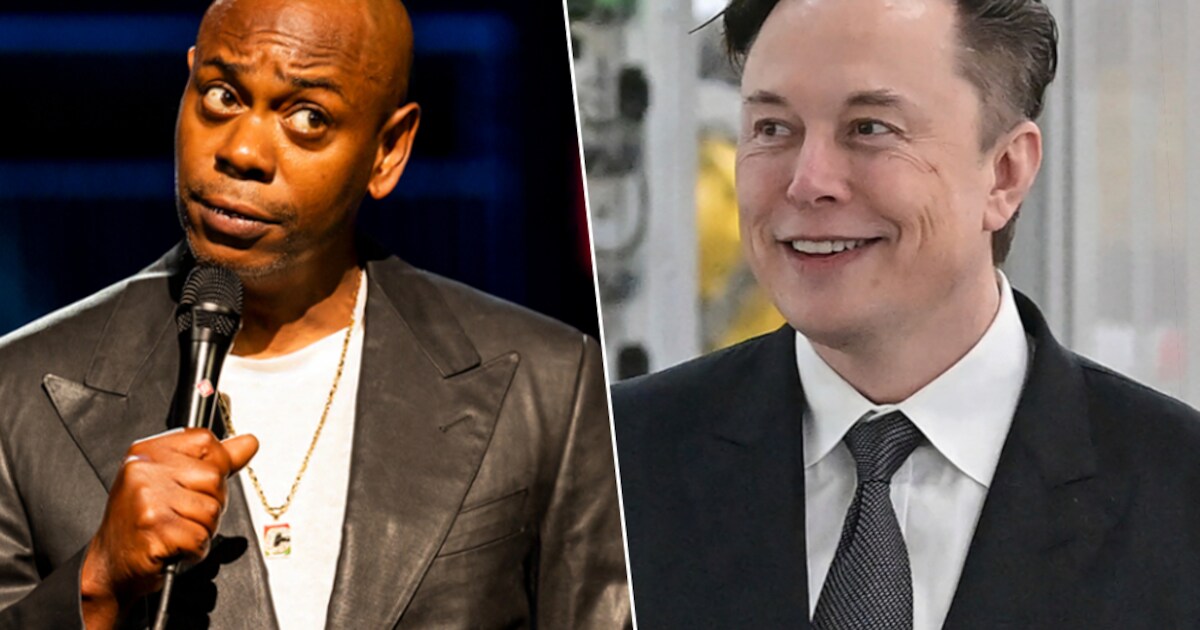 KIJK. Elon Musk komt podium op als verrassing, maar publiek laat snel ...