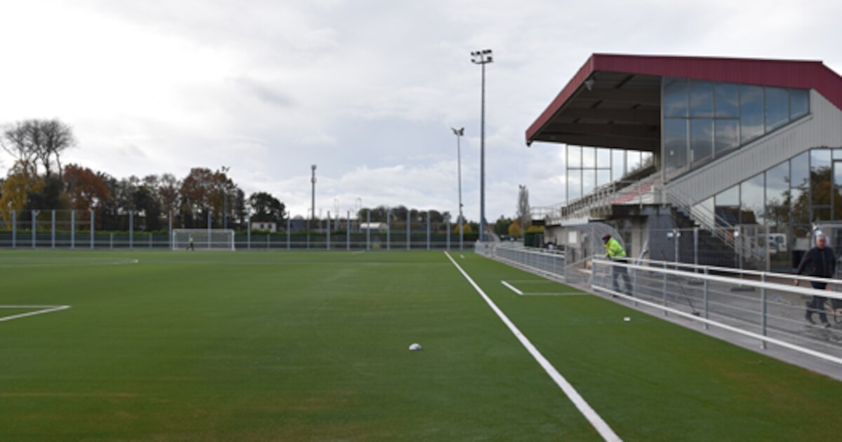 Nieuw kunstgrasveld KSVK Maldegem wordt feestelijk ingespeeld | Maldegem | HLN.be