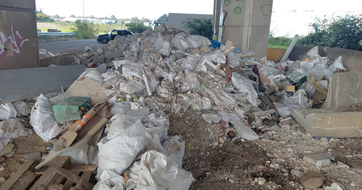 Sluikstorters droppen tonnen afval onder viaduct van Vilvoorde: “Kunnen ...