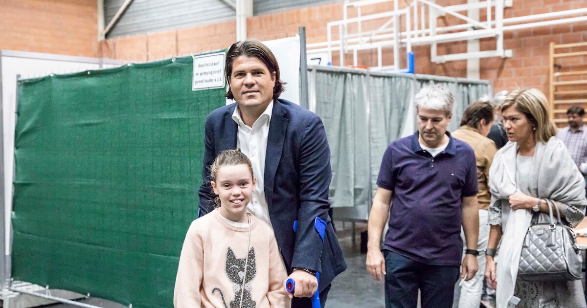 Limburgse gedeputeerde op krukken naar de stembus | Alken | HLN.be