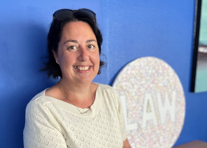 Sara (46) ruilt toga in voor carrière als auteur: “Na 22 jaar als ...
