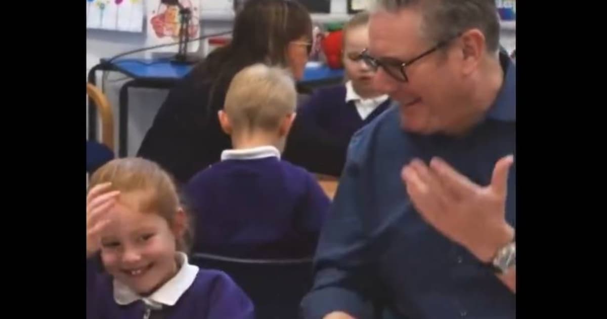 Britse premier Keir Starmer zet hele klas aan tot ‘6 7’-gebaar, maar ...
