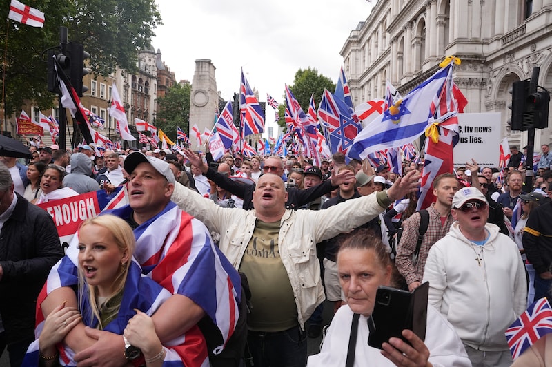 Meer dan 100.000 Britten in Londen voor mars tegen immigratie, ook ...
