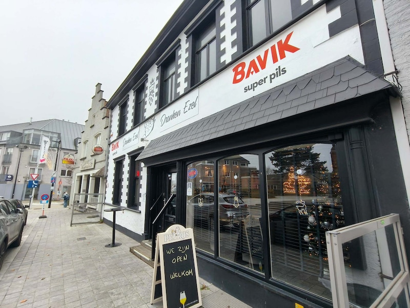 Dieter en Euridike serveren voortaan de pintjes in De Dronken Ezel ...