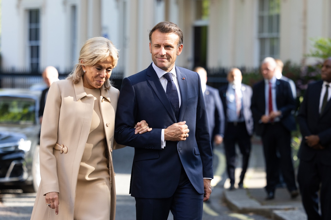 KIJK. Britse media zien nieuw “incident” tussen Macron en zijn vrouw ...