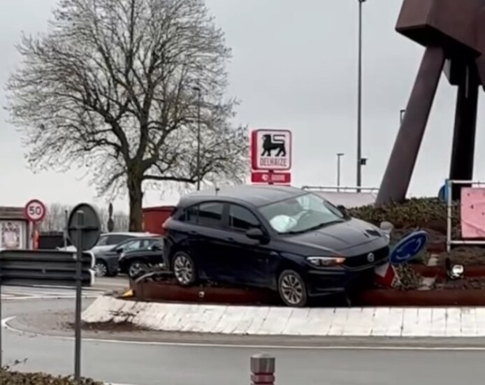 Vrouw komt op middenberm van rotonde in Gooik terecht | Gooik | hln.be