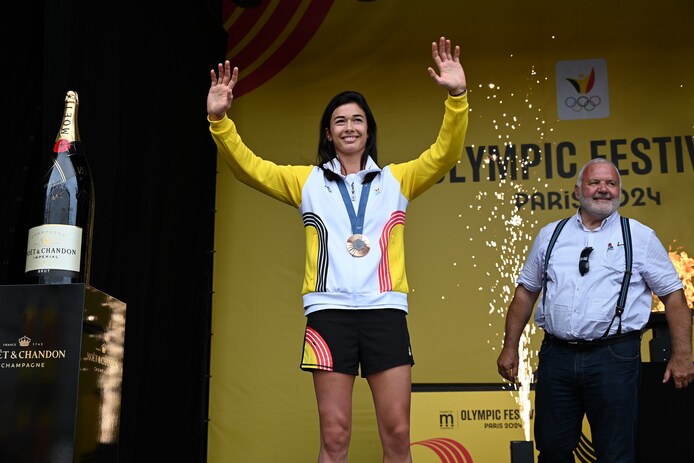 IN BEELD. Bronzen Gabriella Willems als een heldin verwelkomd in ...