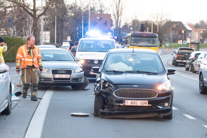 Vrouw gewond bij verkeersongeval op Berchemweg: verkeer over één rijstrook | Oudenaarde | hln.be