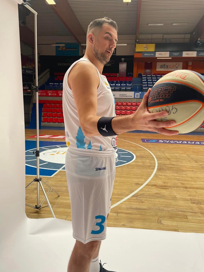 ‘Den Tettentoeren’ en ‘De Zwette Maan’ op de truitjes van Okapi Aalst | Aalst | hln.be