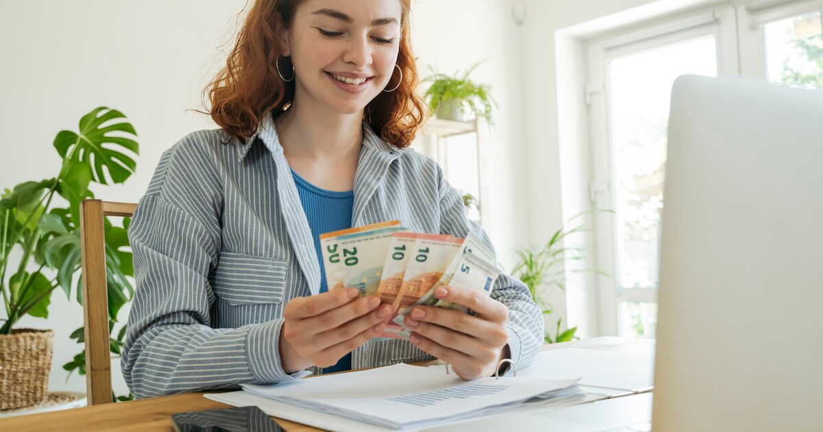 “Ook je vakantiegeld en eindejaarspremie stijgen”: dit hou je over van ...
