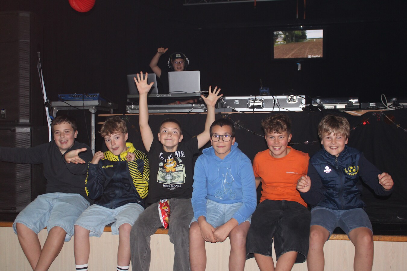 Thijs Albrecht (12) draait eerste DJ-set: “Viktor Verhulst is mijn ...