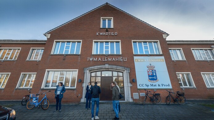 Eerste asielzoekers komen aan in voormalige Ieperse kazerne: “Heel ...