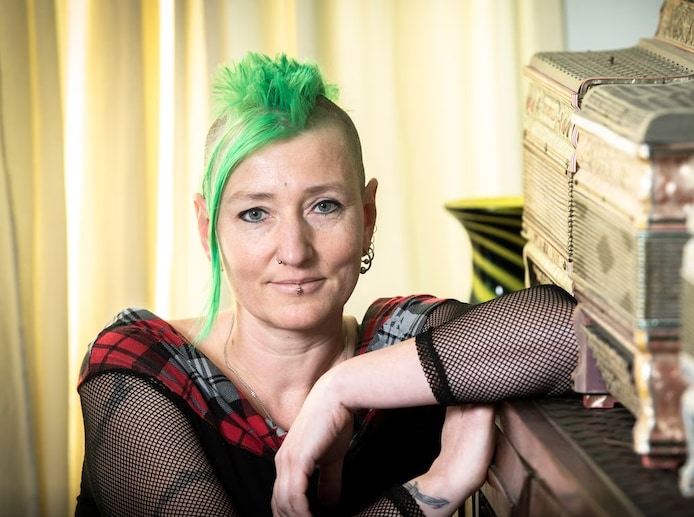 Dag na overlijden van zijn grote liefde Debbie (51) staat Marino Punk ...
