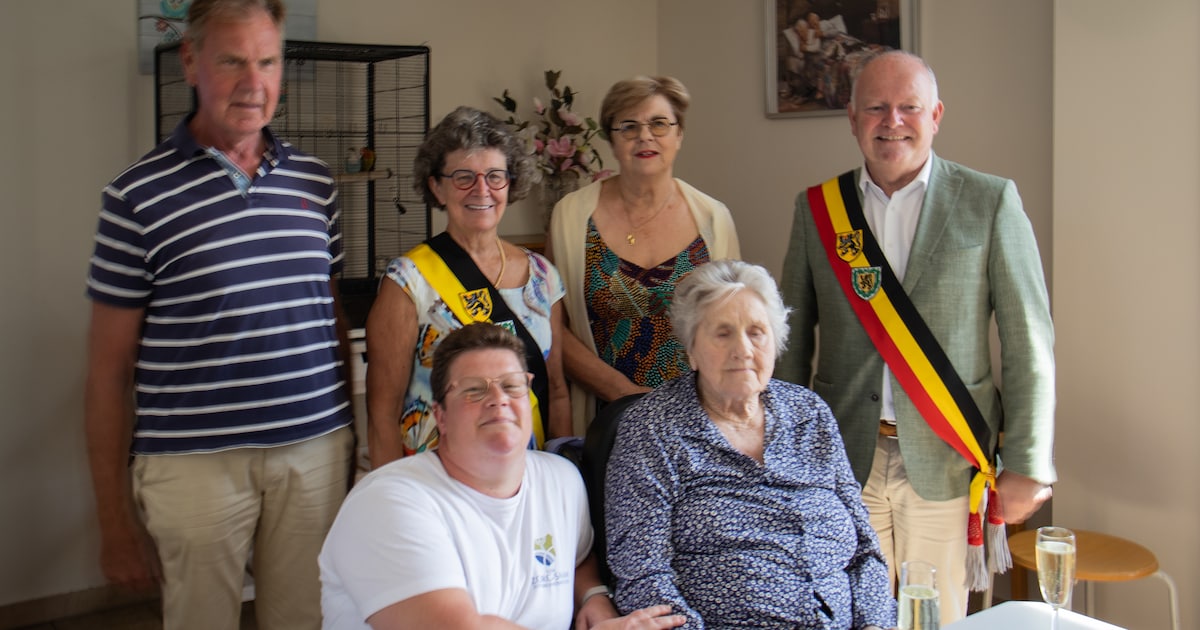 Edith blaast 102 kaarsjes uit en krijgt felicitaties van stadsbestuur ...