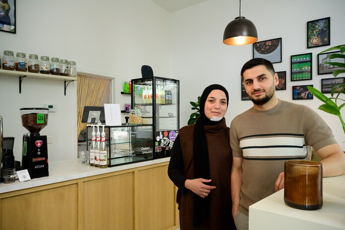 Sara (28) en Samet (29) vieren één jaar koffiebar Daily Dose aan ...