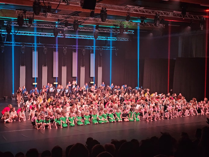 KIJK. Leden van Dansschool Dansa zetten prachtige show neer ...