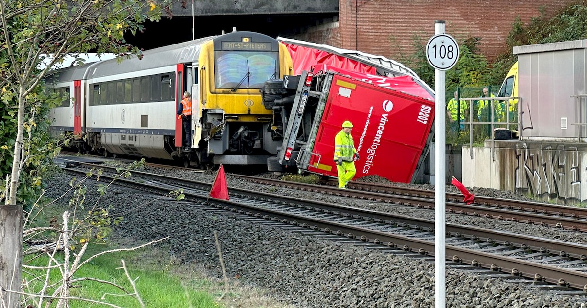 Beelden tonen hoe trein inrijdt op vrachtwagen op overweg in Melle ...