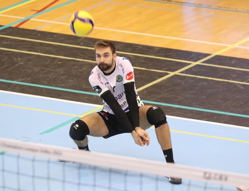 Lowie Stuer en Menen op twee sets van bekerfinale: “Iedereen kijkt er ...