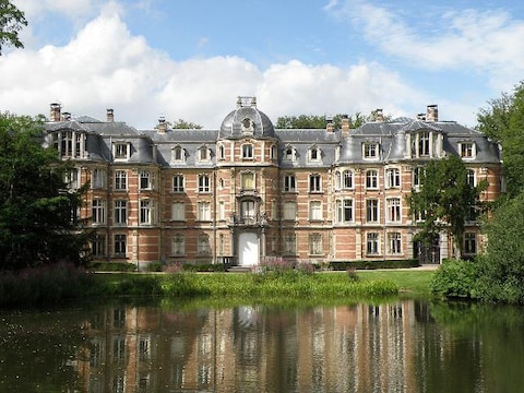 Wat wordt de toekomst van kasteel Ravenhof? Gemeenteraad buigt zich ...