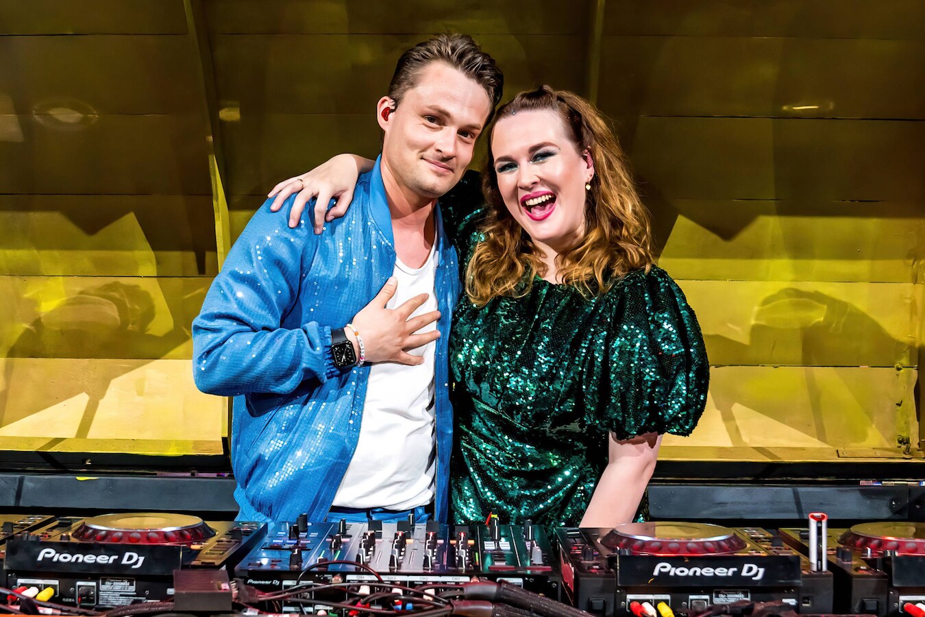 Volg hier live ‘De Foute Party’ van Qmusic met onder meer de comeback ...