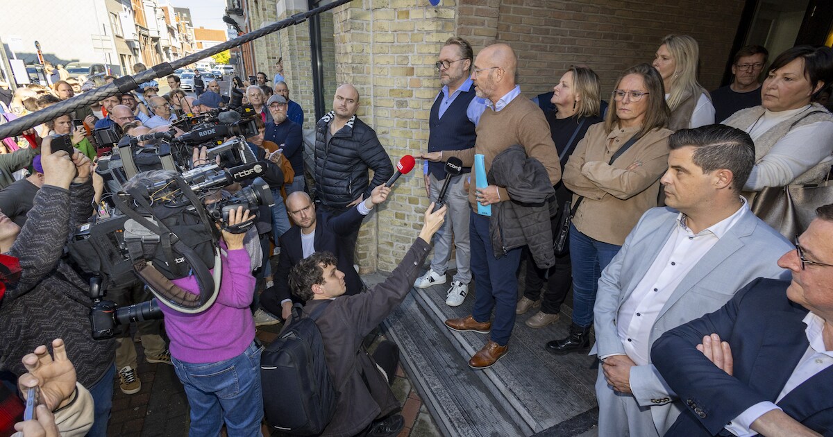 Vlaams Belang regeert mee in Izegem door 'dom geluk'. Foto en handshake ...
