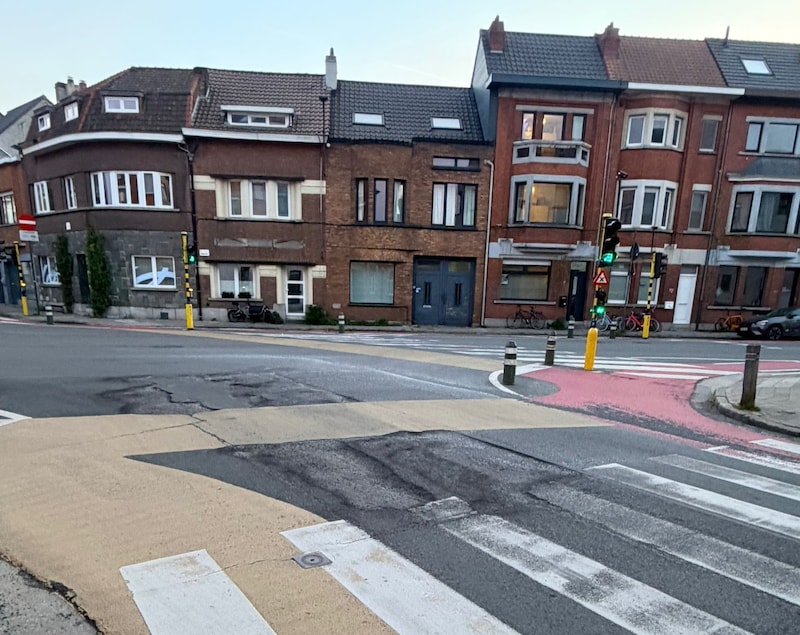 Wegdek aan ‘vierkant groen’ kruispunt in Sint-Amandsberg in ...
