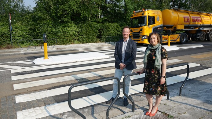 Parklaan krijgt allereerste gevleugeld zebrapad | Temse | hln.be