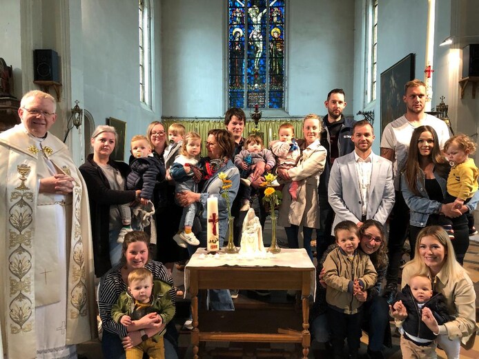 Dopelingenviering in Sint-Mauruskerk in Holsbeek | Holsbeek | hln.be