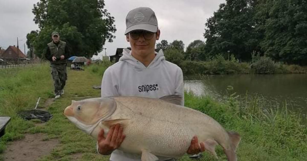 Alissio (17) vangt zilverkarper van 21 kilo, die 30 jaar geleden op Ter ...