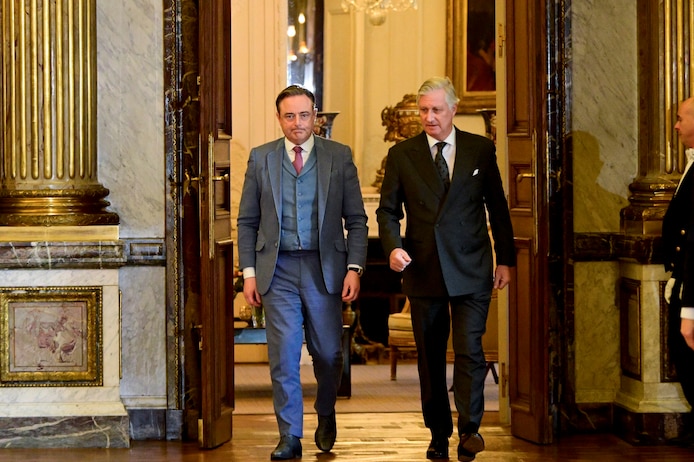 IN BEELD. Van De Wever (N-VA) die even de kluts kwijt is tot een wel ...