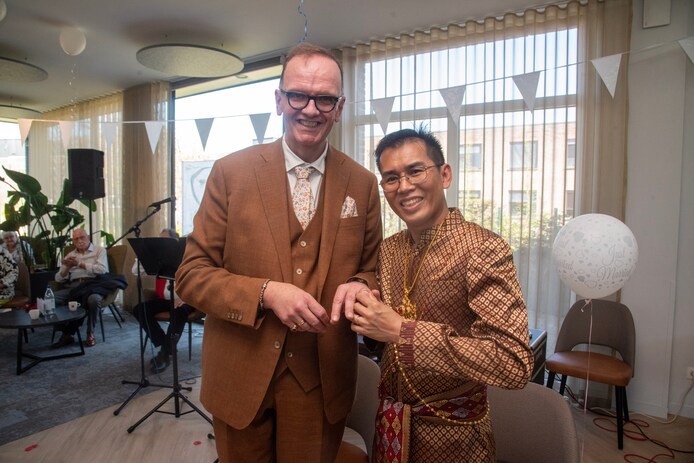 Freddy (60) en Den (50) trouwen in Thaise stijl... in het rusthuis ...