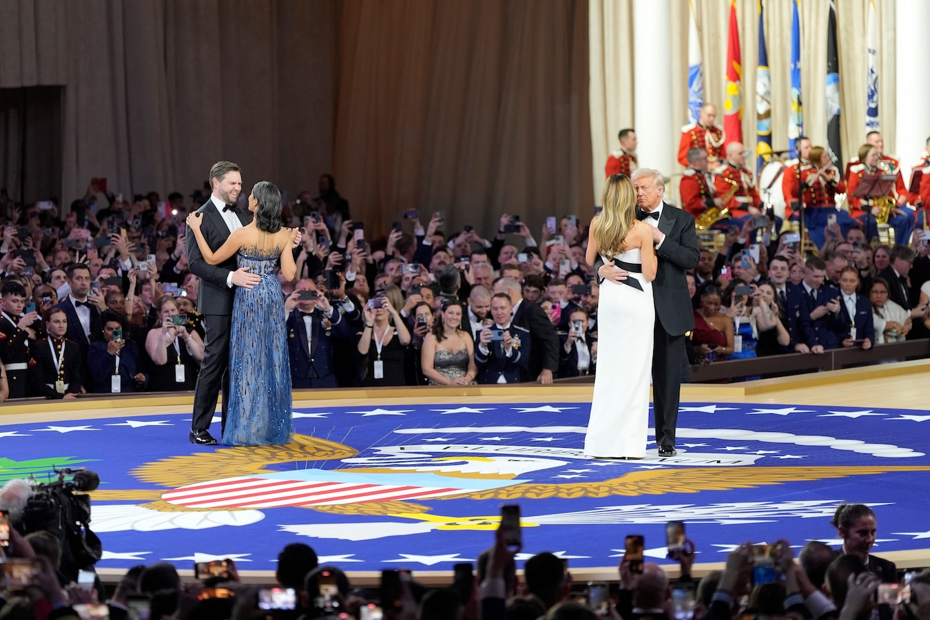IN BEELD. Trump en first lady Melania dansen op inauguratieballs ...