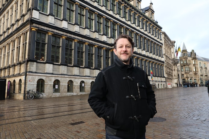 Muzikant Frederik Sioen stopt voorlopig met optreden en kiest voor de politiek: “Ineens keerde ...