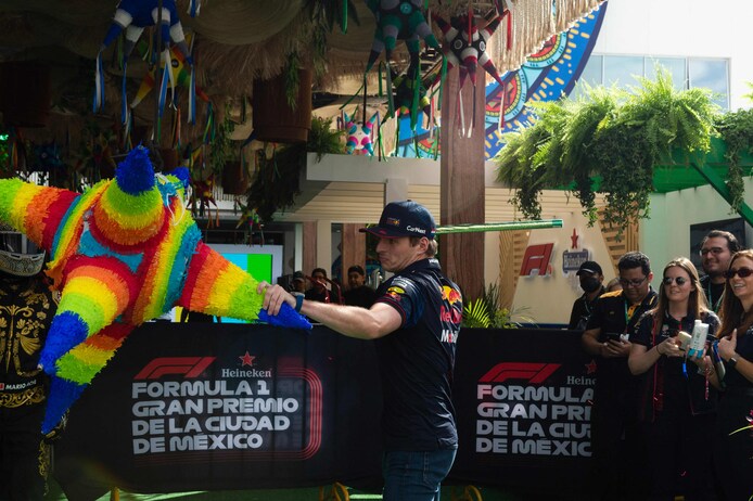 Twee bodyguards voor Max Verstappen in Mexico, waar hem de hoon van ...