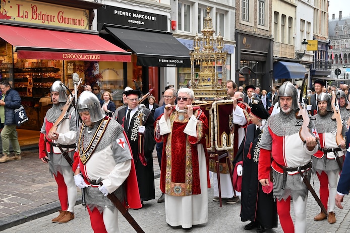 IN BEELD. Relikwie van het Heilig Bloed wordt overgebracht naar de Sint ...