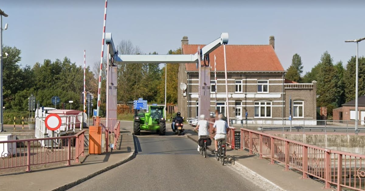 Proefopstelling met tijdelijke verkeerslichten aan sluis in Lozen ...