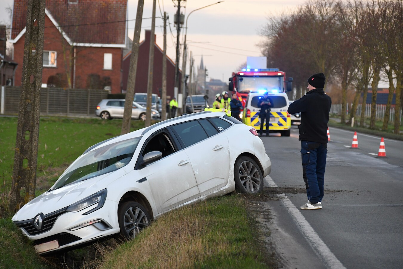 Vrouw gewond na schuiver in de gracht in Oostnieuwkerke, na bezoekje ...