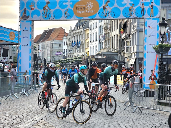 Duffel bevoorraadt fietsers van 1.000 kilometer voor Kom op tegen ...