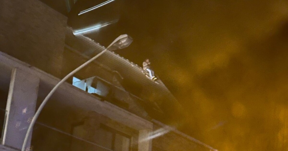 Man gooit dakpannen in het rond en dreigt van dak te springen | Ravels ...