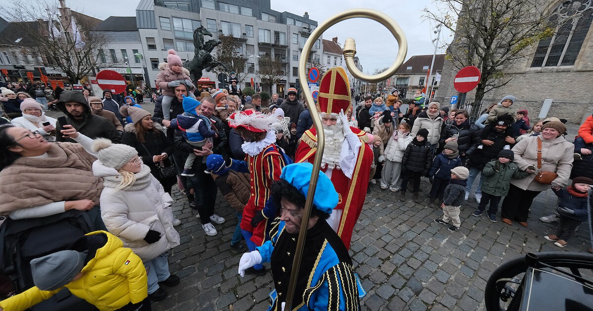 Sint komt via de koets aan in centrum van Waregem | Waregem | HLN.be