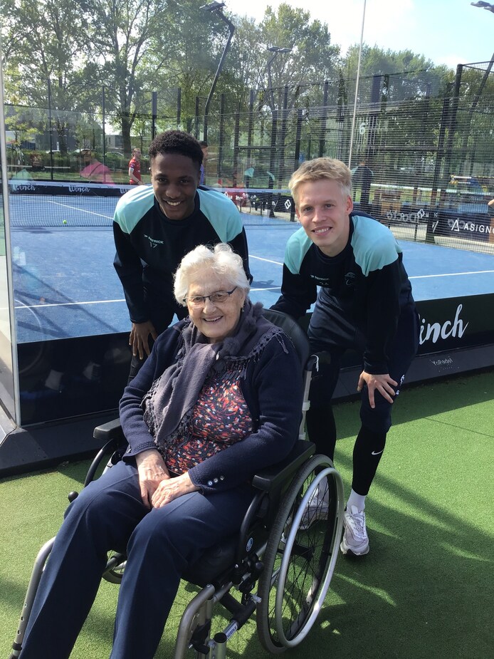 Bewoners woonzorgcentrum De Meers ontmoeten spelers Essevee: “We ...