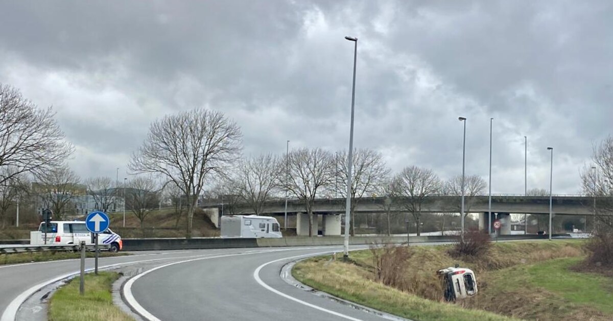 Bestelwagen gaat over de kop en belandt in gracht naast R4 | Gent | HLN.be